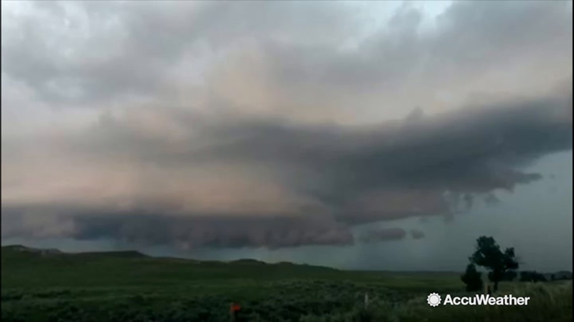 Mesmerizing time lapse of supercell transitioning into a shelf cloud ...