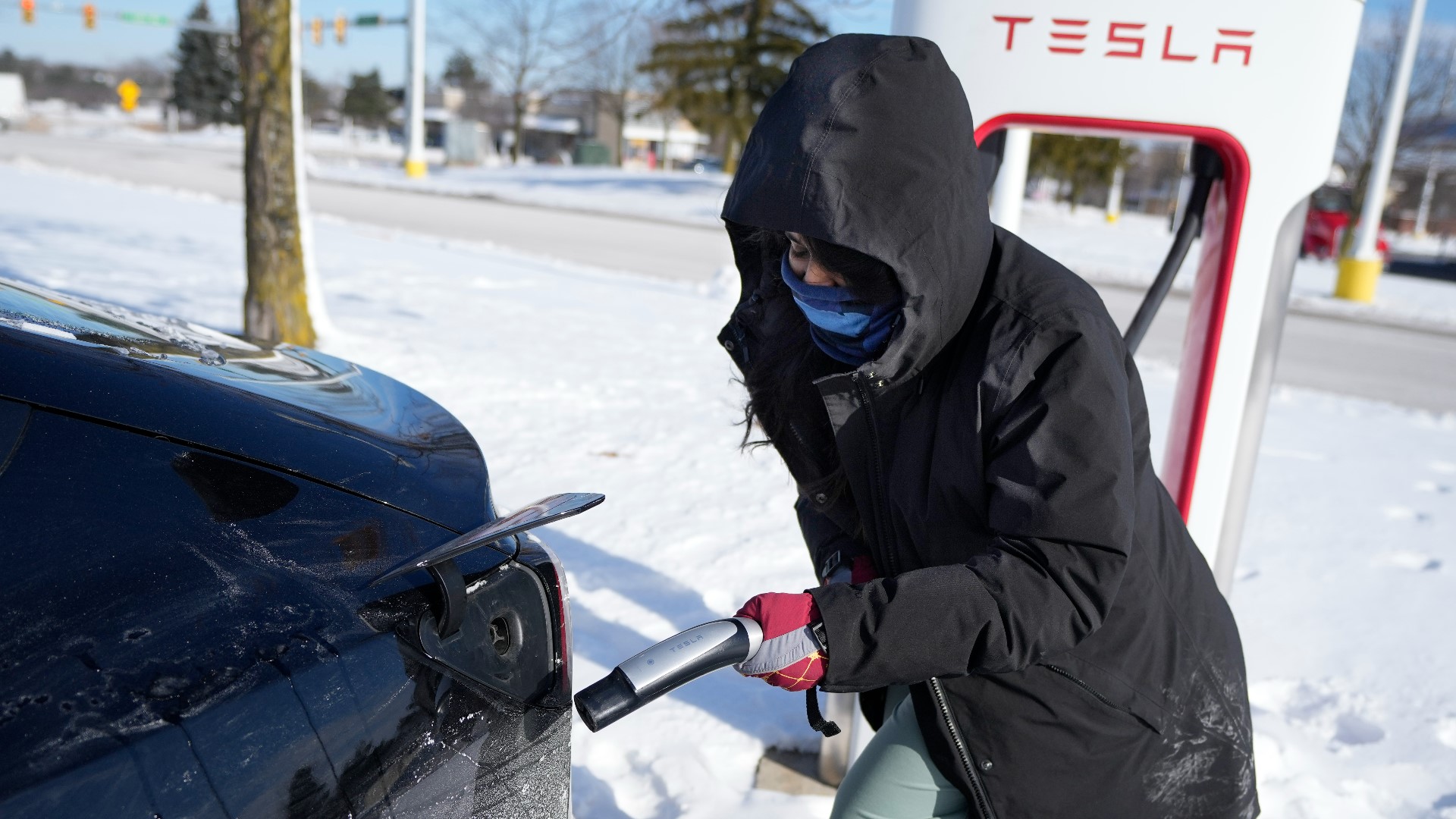 Tesla drivers stranded as batteries drain in subzero temps | 12newsnow.com