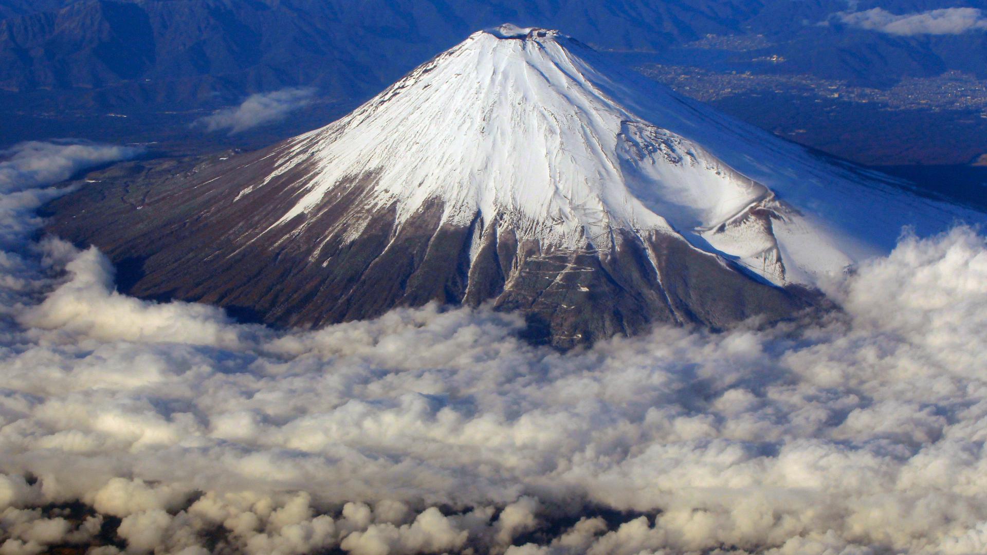 Japanese town erects screen to stop tourist photos of Mt. Fuji ...