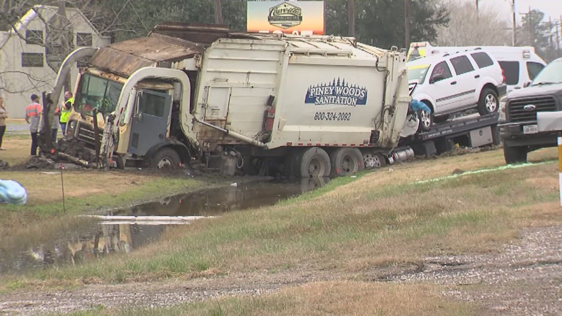 One dead in wreck involving tow truck, garbage truck west of Beaumont ...