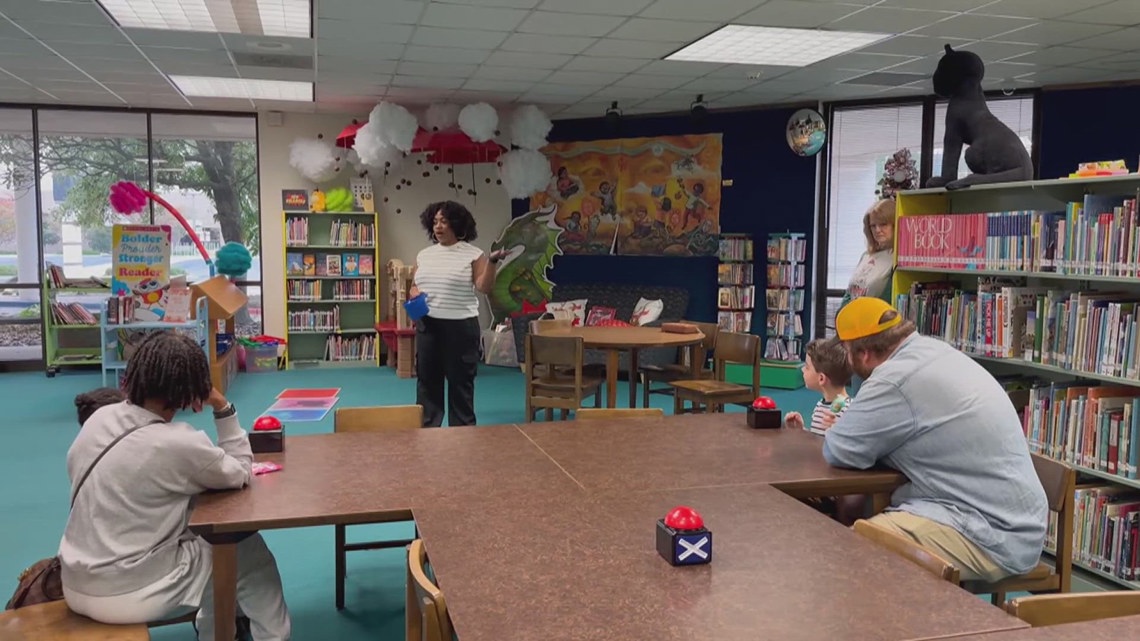 12News Daybreak anchor reads to kids during 'Tia's Tales' at Southeast ...