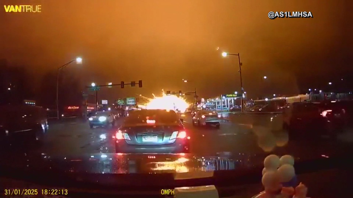 Plane with 6 aboard crashes in Philadelphia, setting homes ablaze and ...