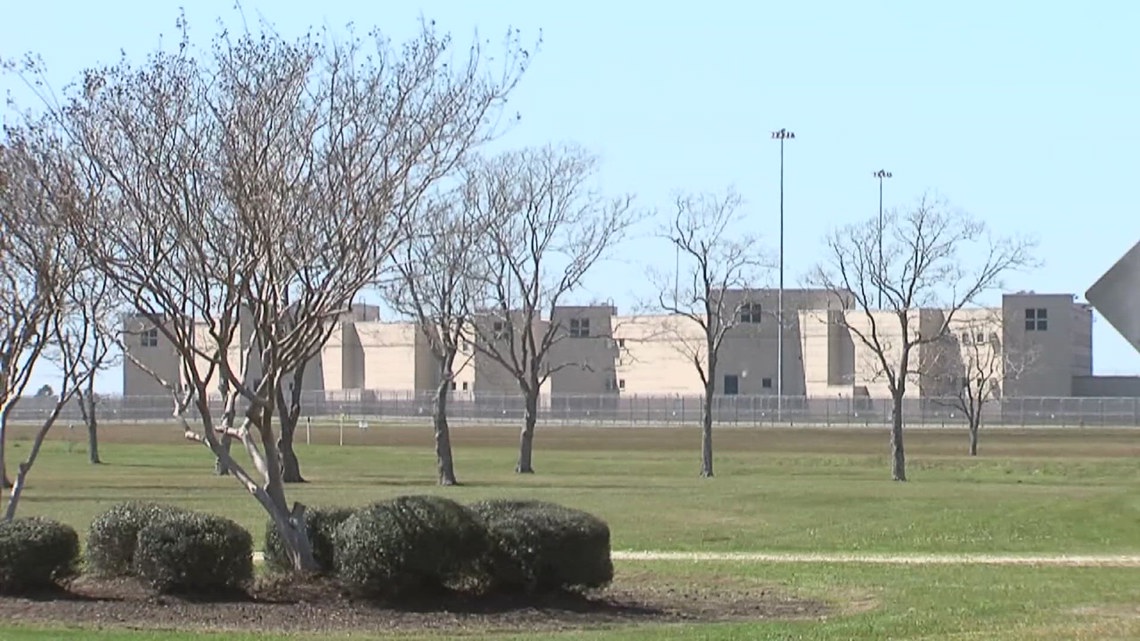 Beaumont correctional officer sentenced to 10 years for smuggling meth ...