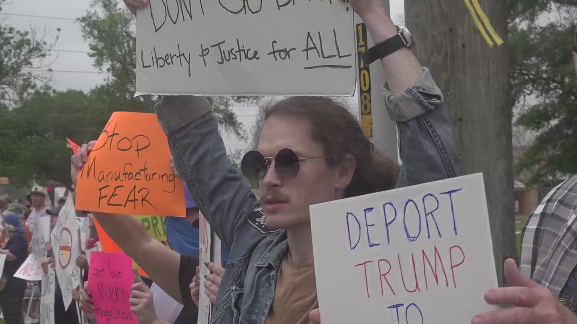 Activists rally in Rogers Park to support democracy | 12newsnow.com