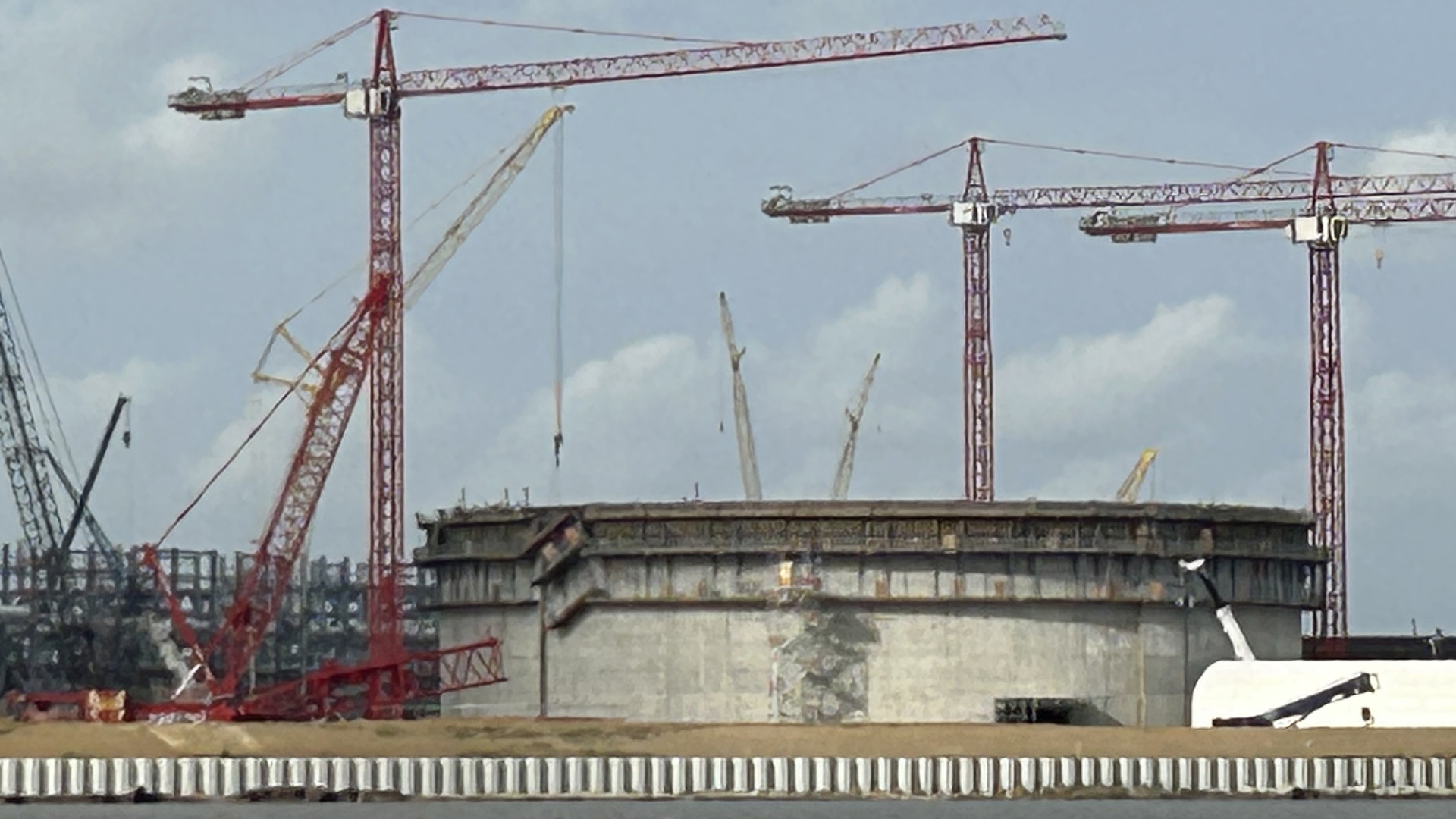 Scaffolding collapse kills 2 at Port Arthur LNG site | 12newsnow.com