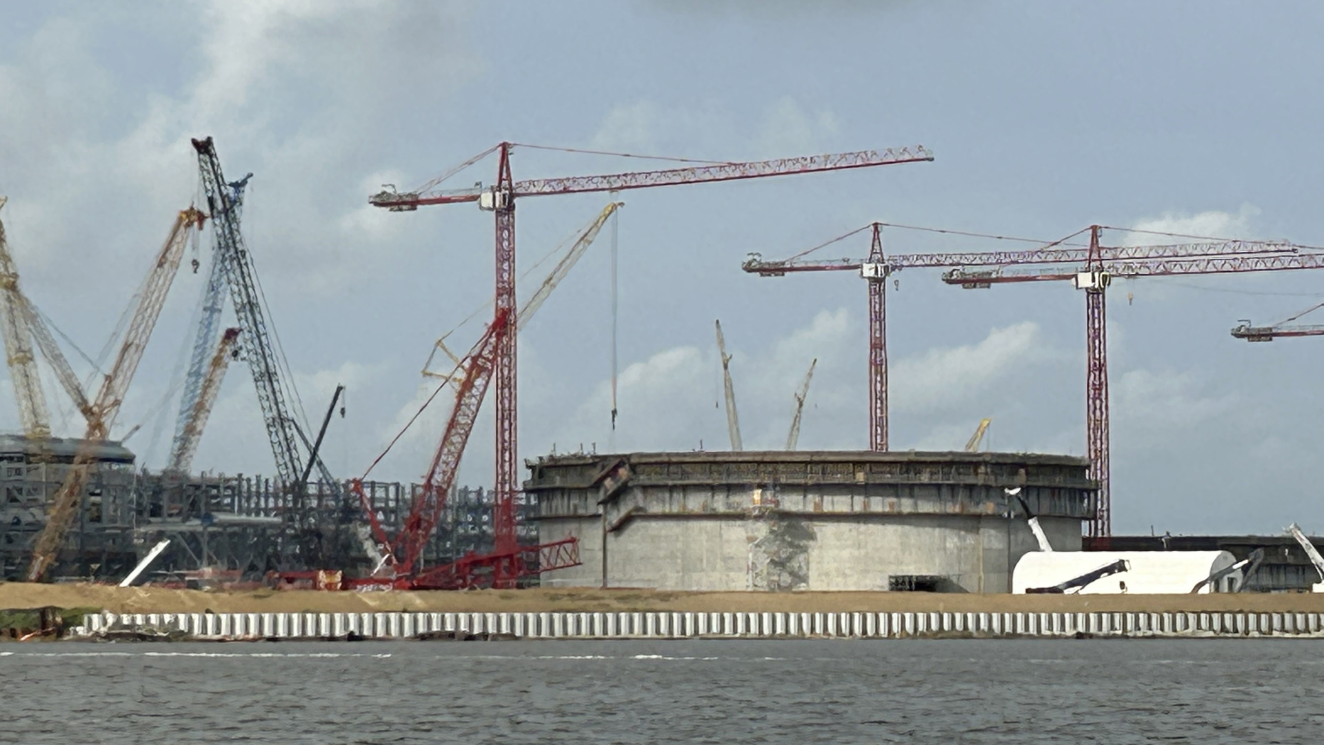 Scaffolding collapse kills 2 at Port Arthur LNG site | 12newsnow.com