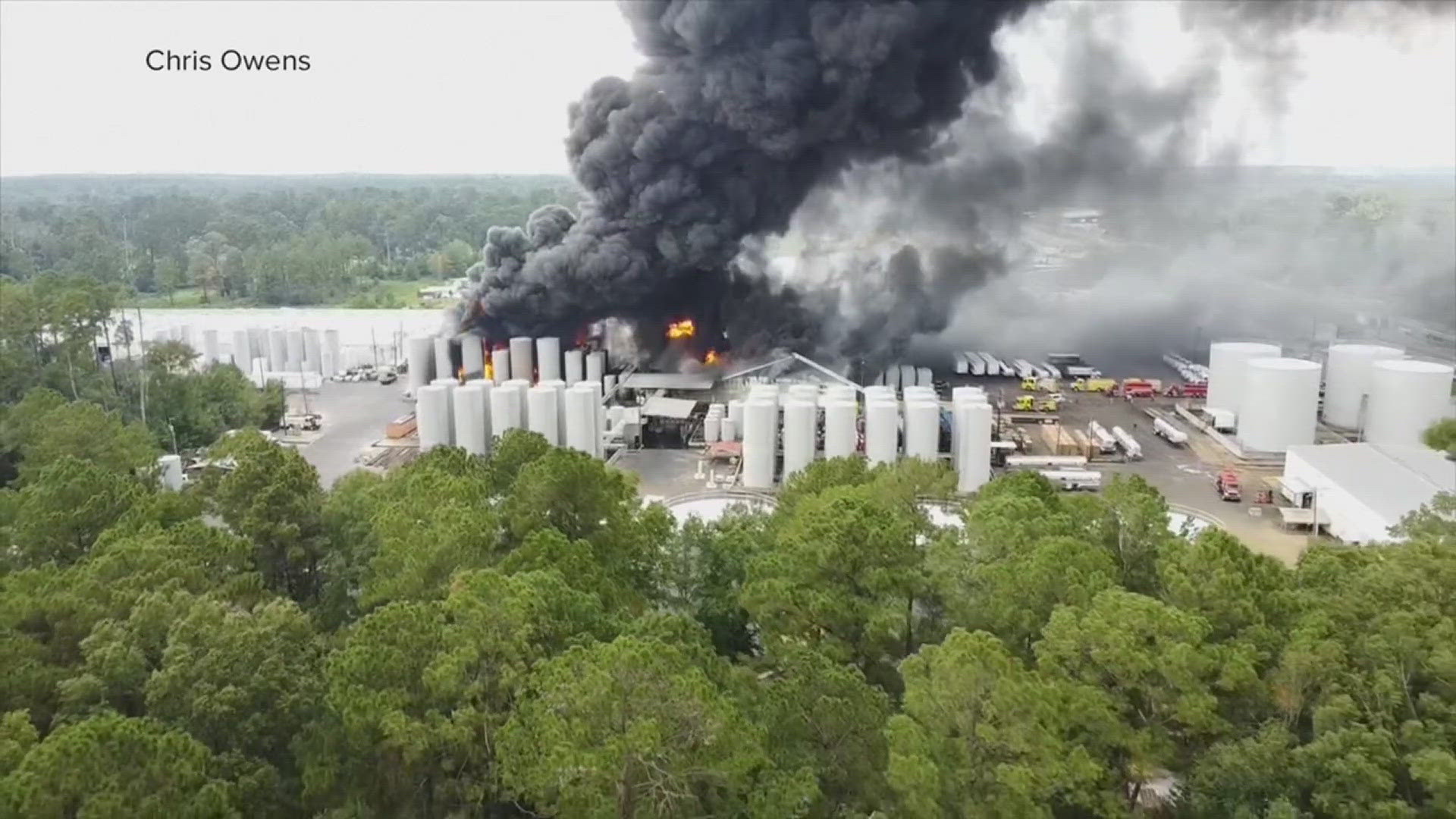 Oil and lubricant plant explosion causes concerns of toxic fallout for ...