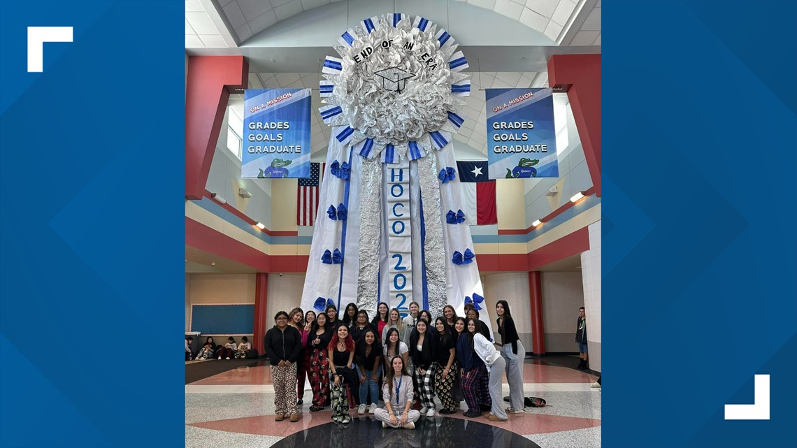 Texas | Dickinson High School homecoming mum measures 28 feet ...