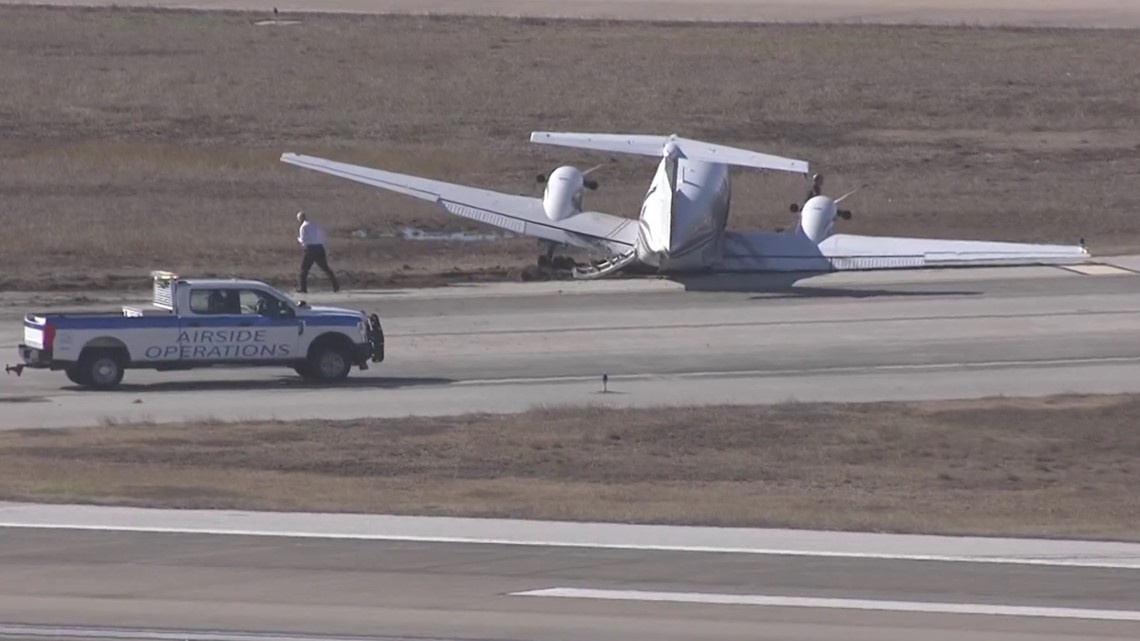 Houston news: Small plane skids off runway at Hobby Airport | 12newsnow.com