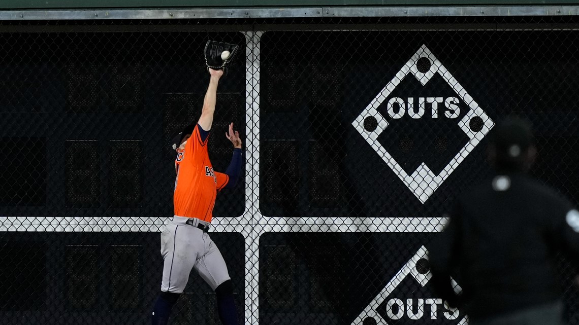 Chas McCormick makes incredible 9th-inning catch | 12newsnow.com