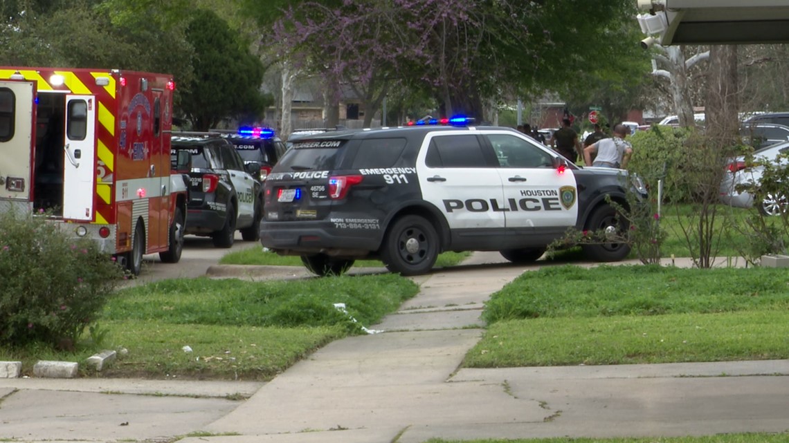 Houston, Texas crime: Officers shoot, kill robbery suspect | 12newsnow.com