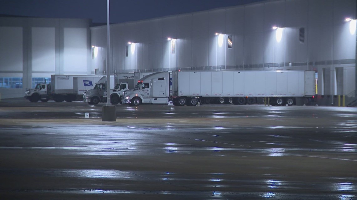 Houston USPS mail delays: Al Green's staff tours facilities | 12newsnow.com