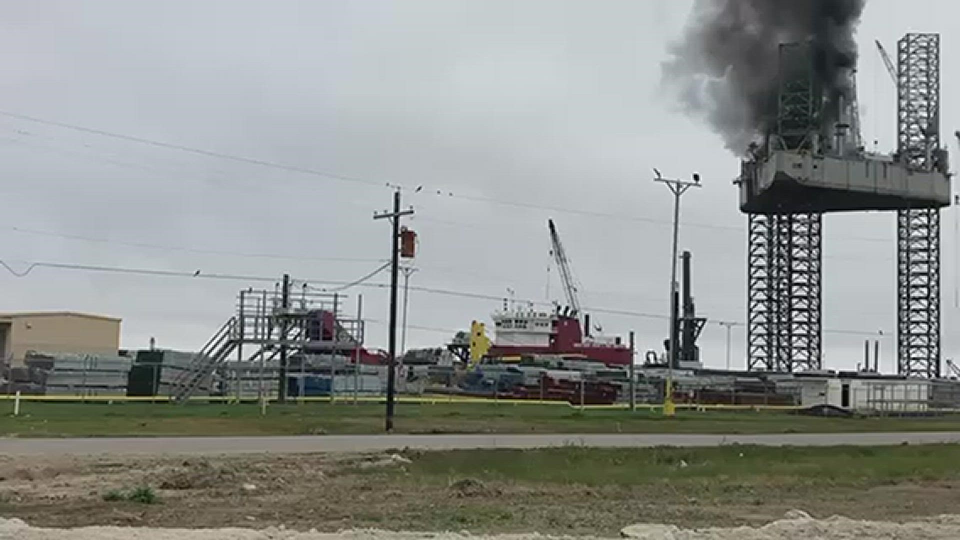 Helicopter rescues 9 workers from Texas oil rig fire in shipyard ...