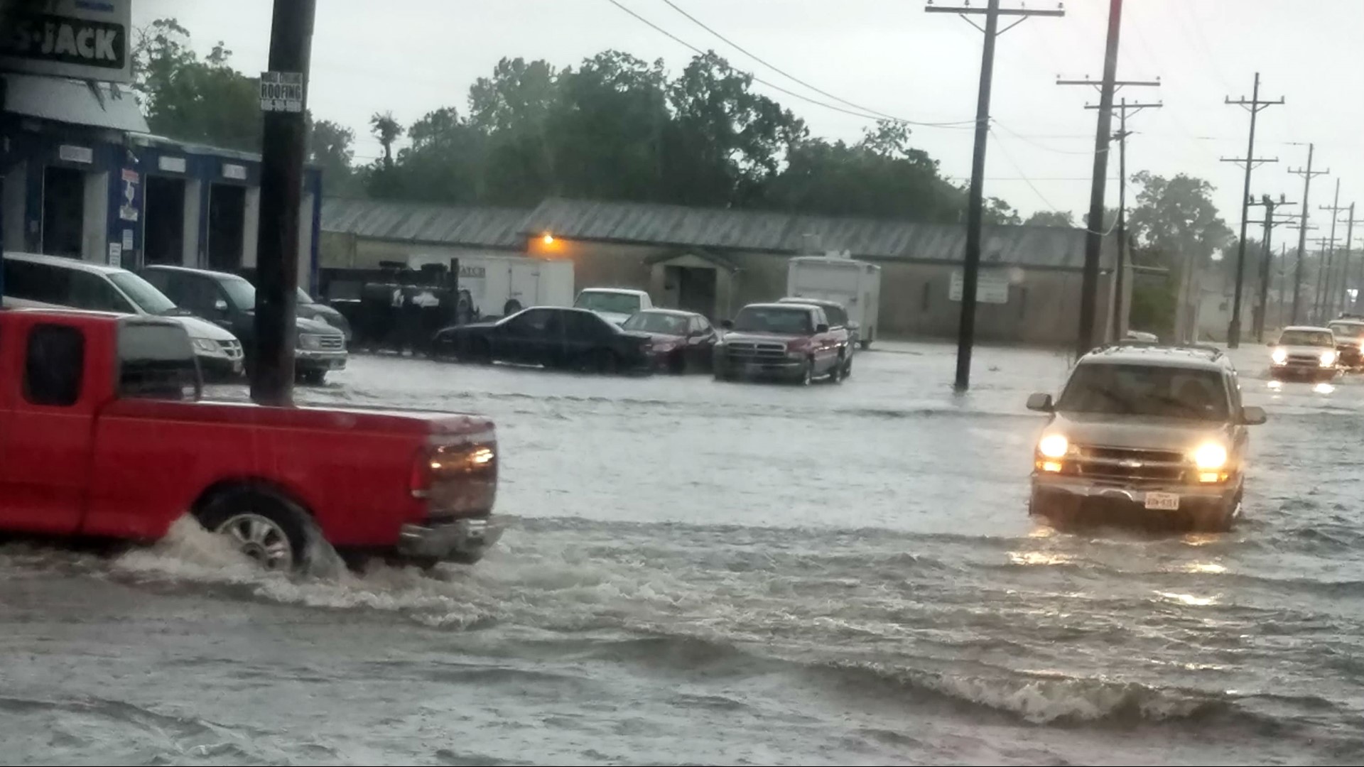 Heavy rains in Southeast Texas cause widespread flooding | 12newsnow.com