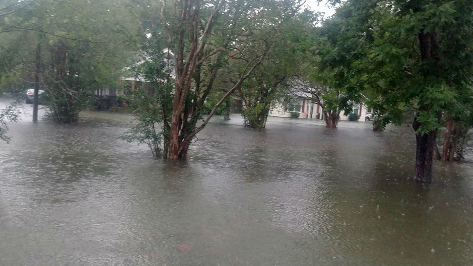 Heavy rains in Southeast Texas cause widespread flooding | 12newsnow.com