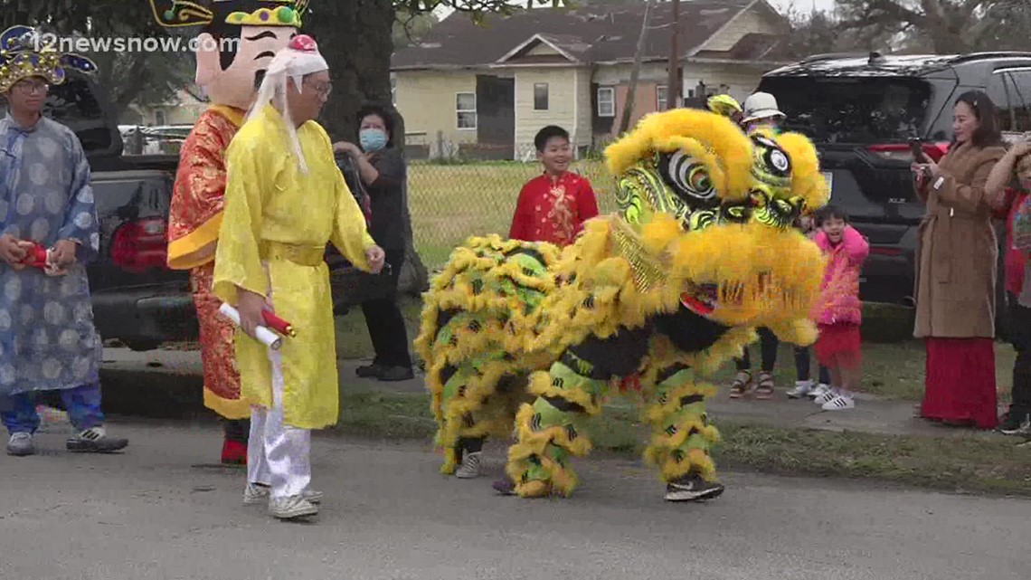 Vietnamese community welcomes the Year of the Tiger with lion dancers ...