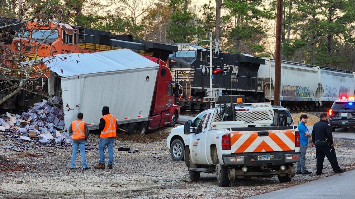 18-wheeler struck by train in Beaumont Wednesday morning | 12newsnow.com