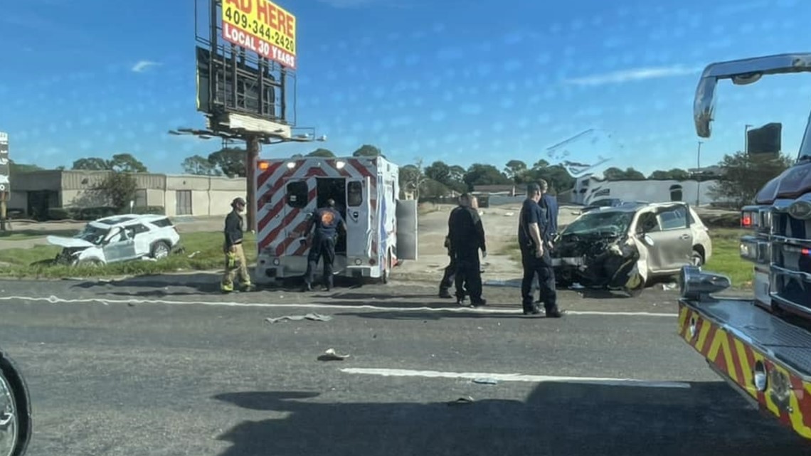 Two injured after two-vehicle wreck on Highway 365 | 12newsnow.com
