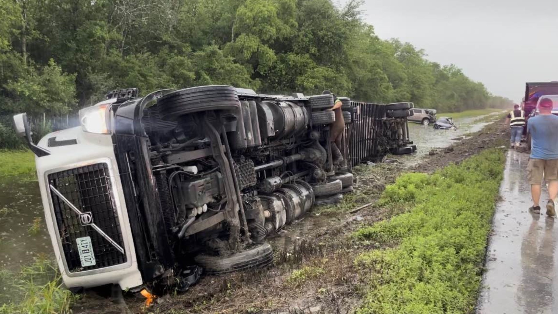 2 injured after multi-vehicle wreck involving 18-wheeler | 12newsnow.com