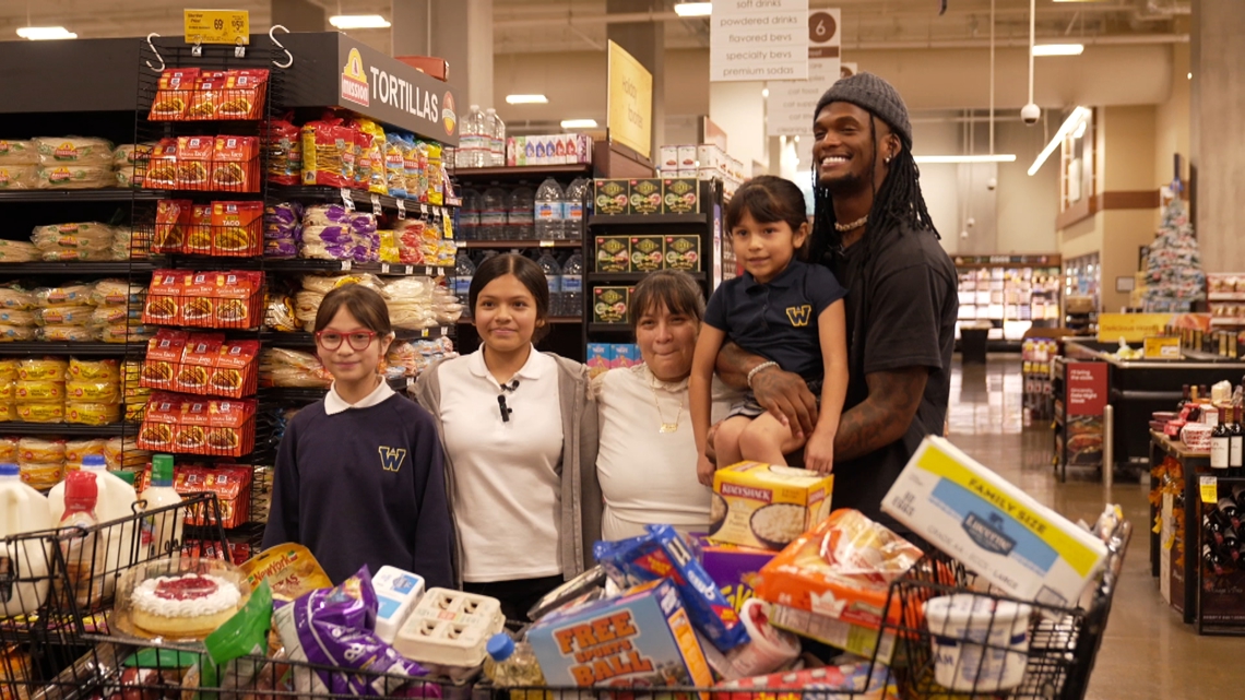 Dallas Cowboys' CeeDee Lamb surprises family with shopping spree ...